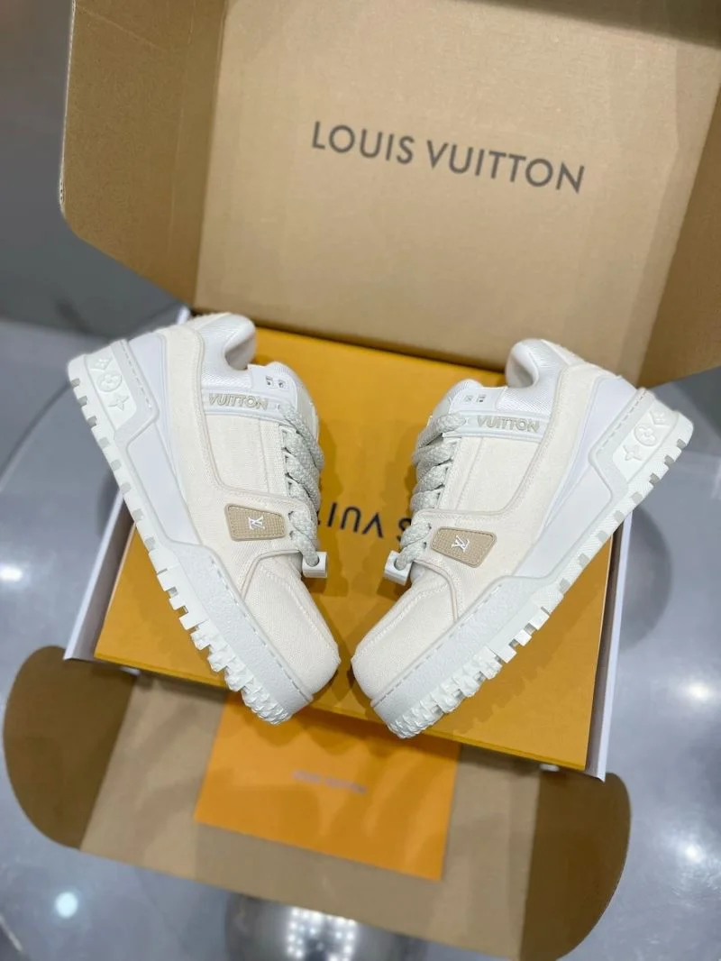 Accurate model Louis Vuitton Trainer Sneaker