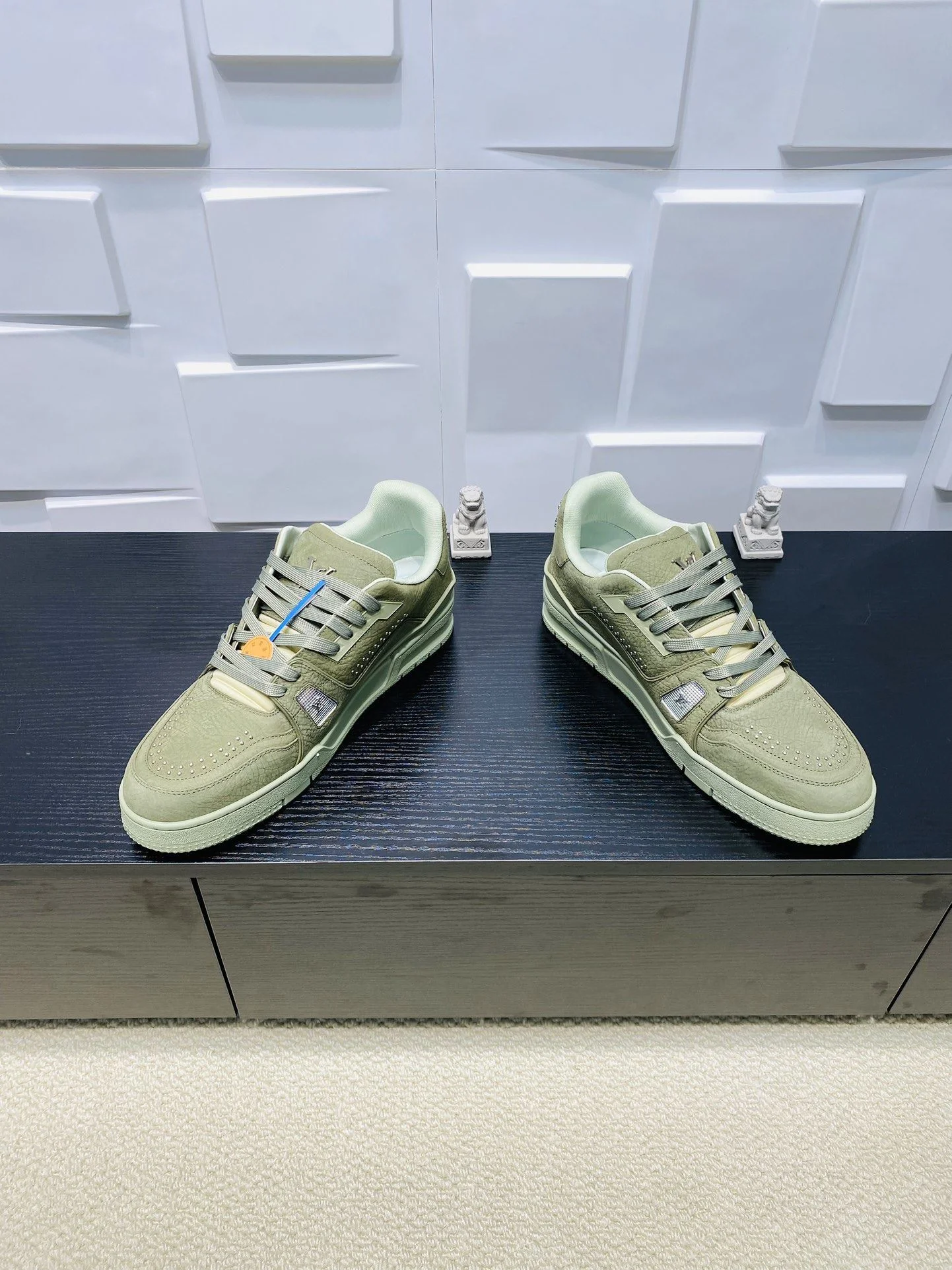 Accurate model Louis Vuitton Trainer Sneaker