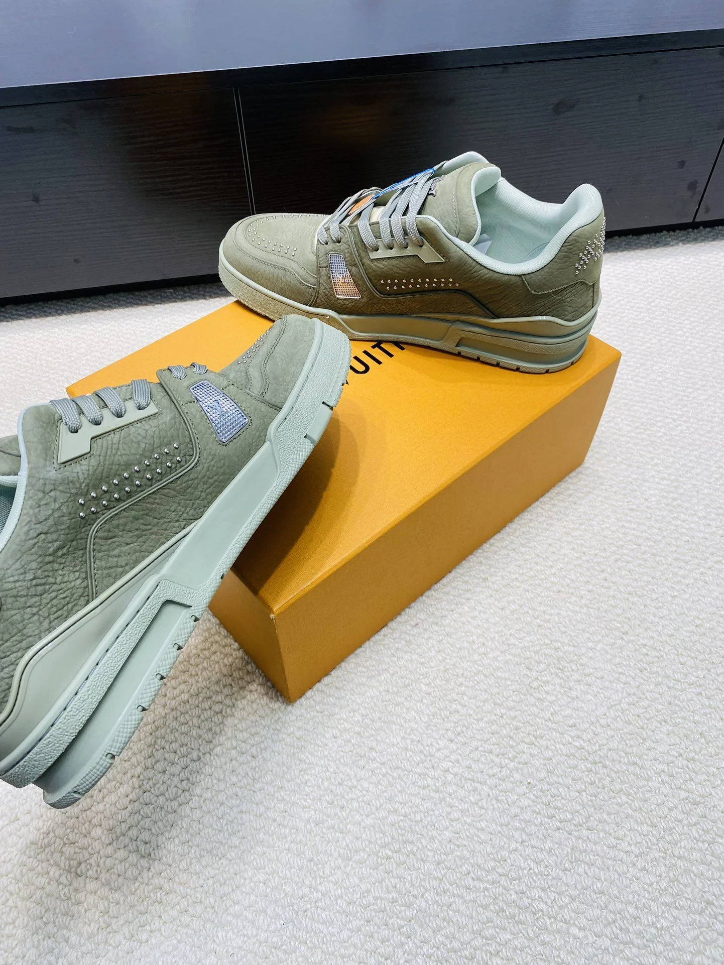 Accurate model Louis Vuitton Trainer Sneaker