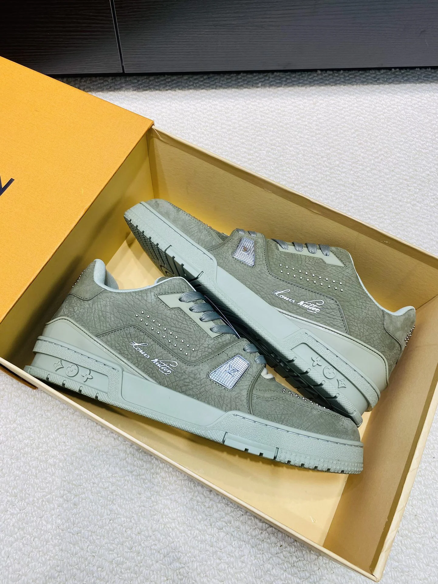Accurate model Louis Vuitton Trainer Sneaker