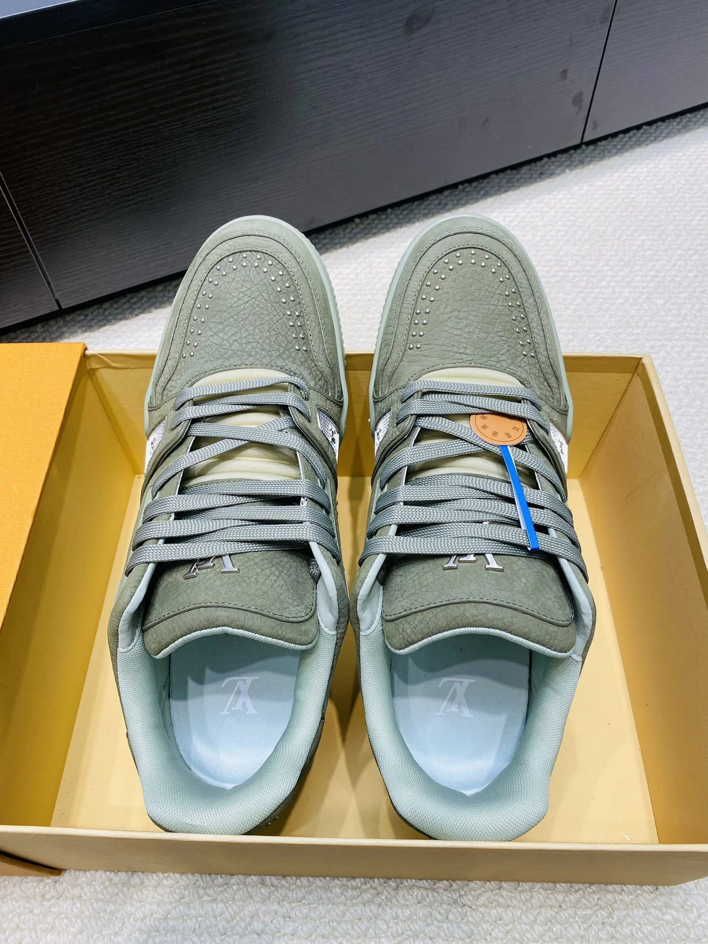 Accurate model Louis Vuitton Trainer Sneaker