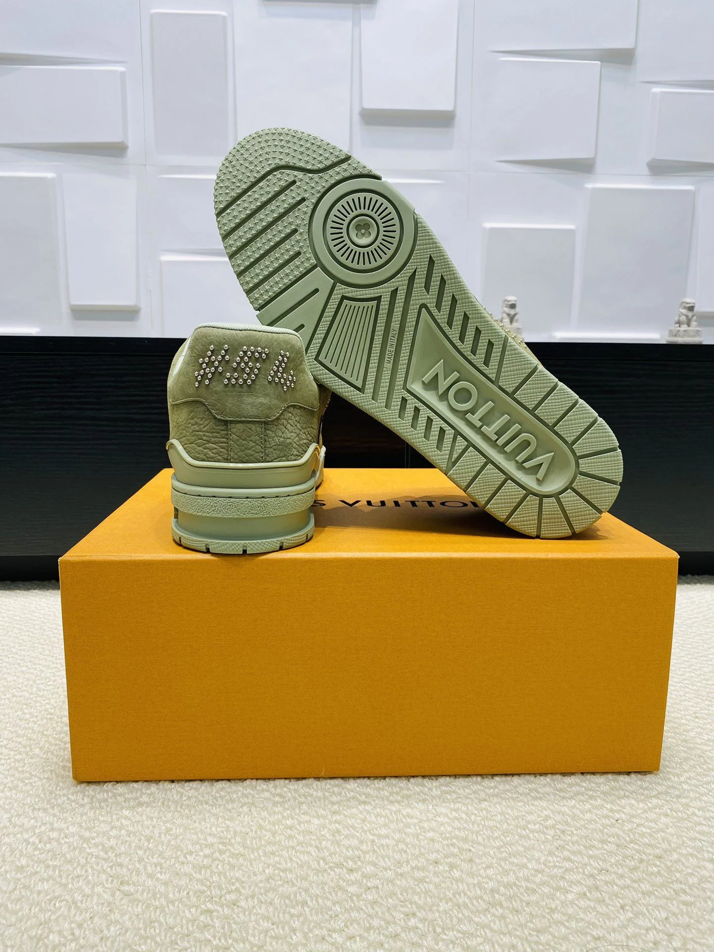 Accurate model Louis Vuitton Trainer Sneaker