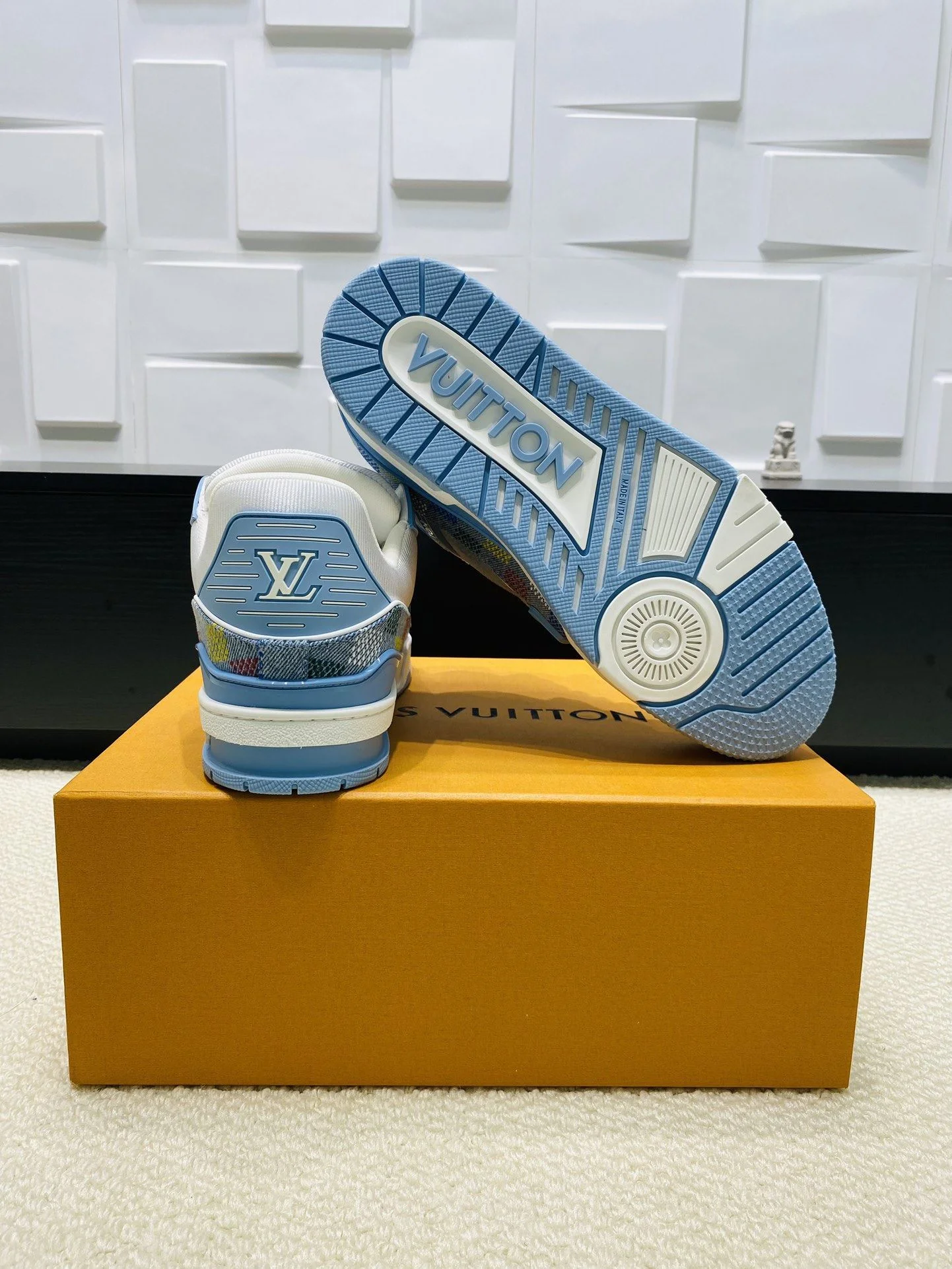Exact replica Louis Vuitton Trainer Sneaker