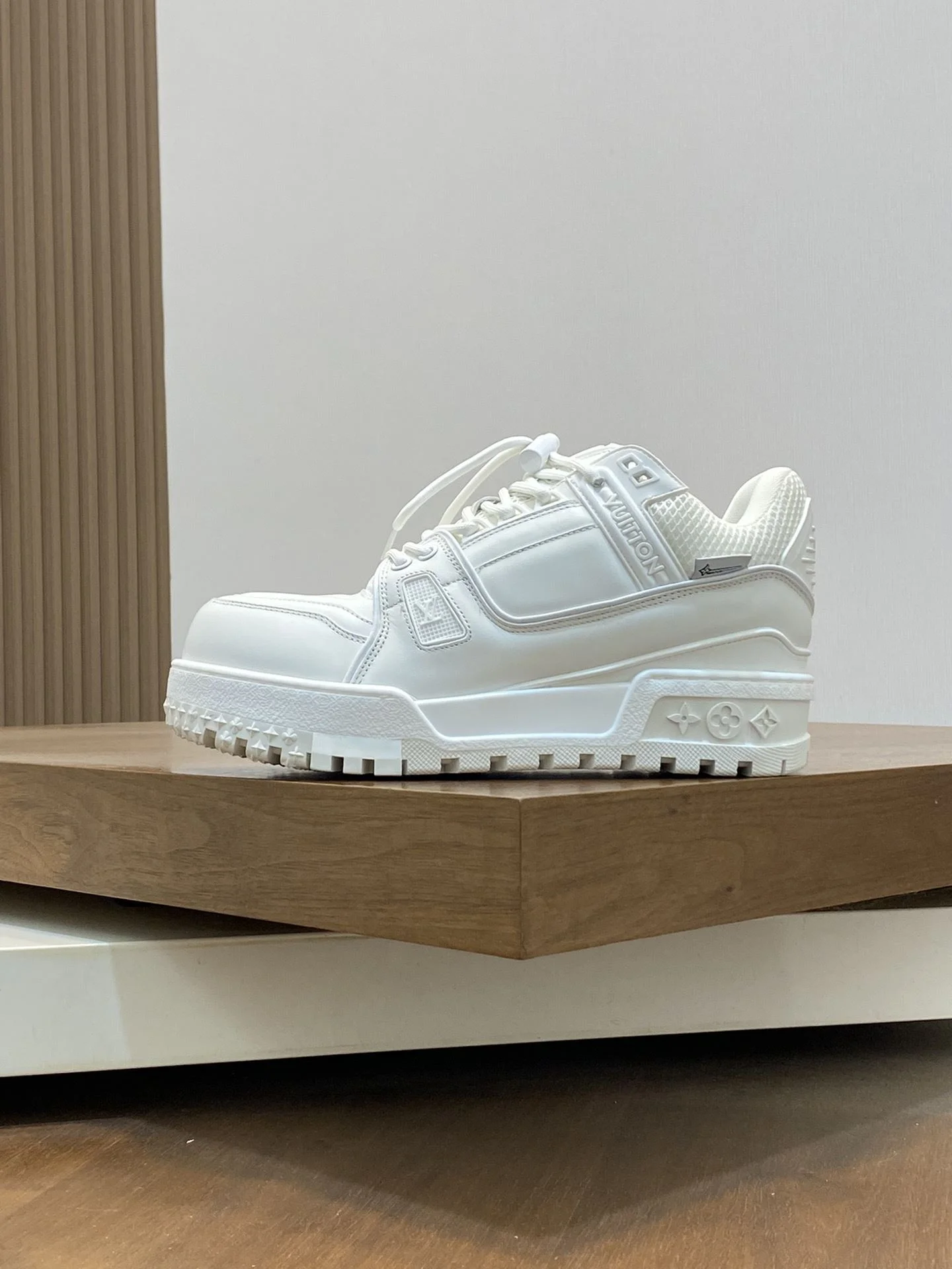 Accurate model Louis Vuitton Trainer Sneaker