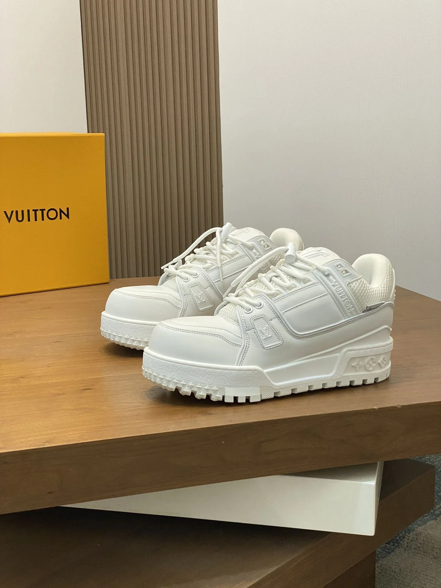 Accurate model Louis Vuitton Trainer Sneaker