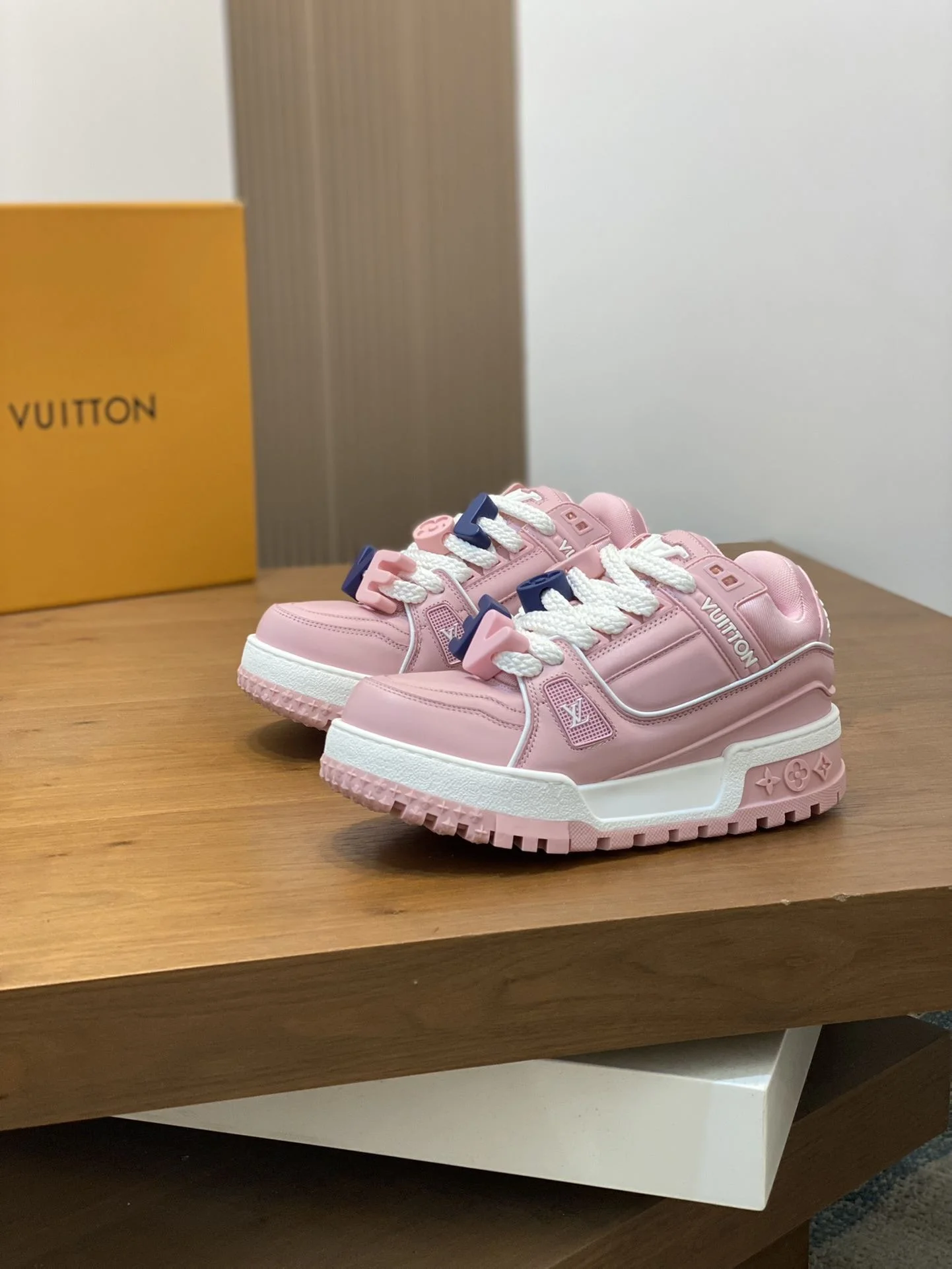 Exact replica Louis Vuitton Trainer Sneaker