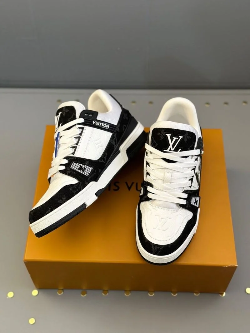 Accurate model Louis Vuitton Trainer Sneaker