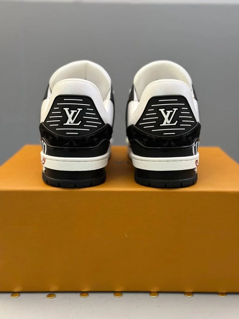 Accurate model Louis Vuitton Trainer Sneaker