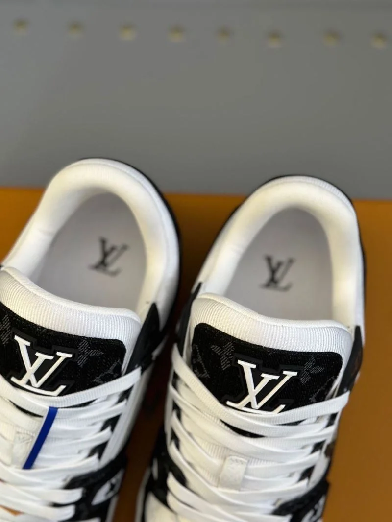 Accurate model Louis Vuitton Trainer Sneaker