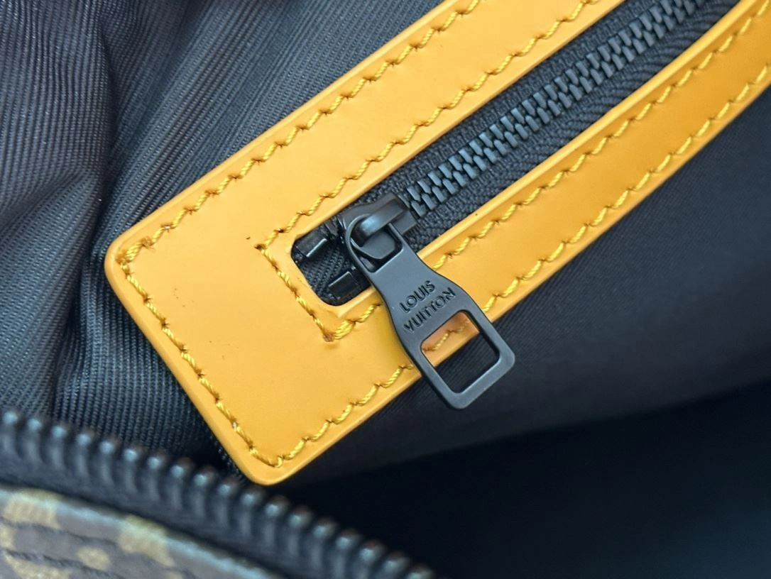 Accurate model Louis Vuitton Travel Bags