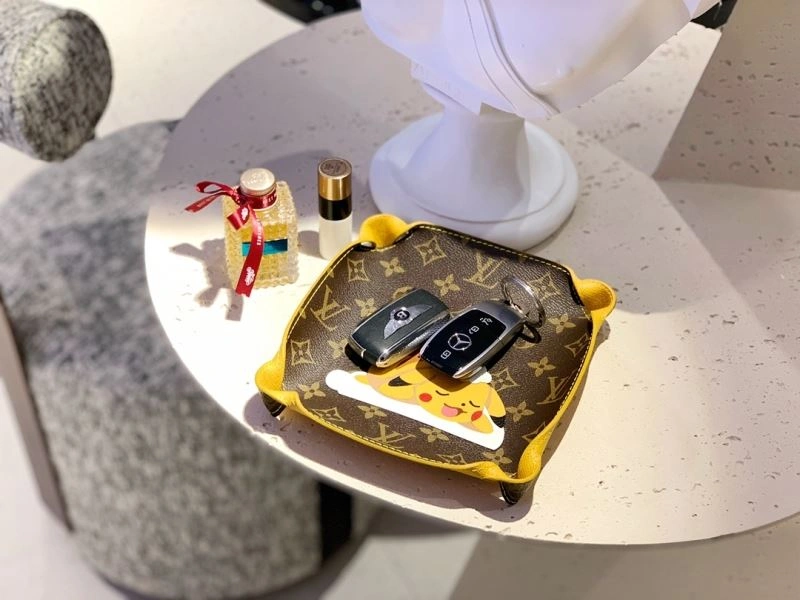 Top mirror Louis Vuitton Trays