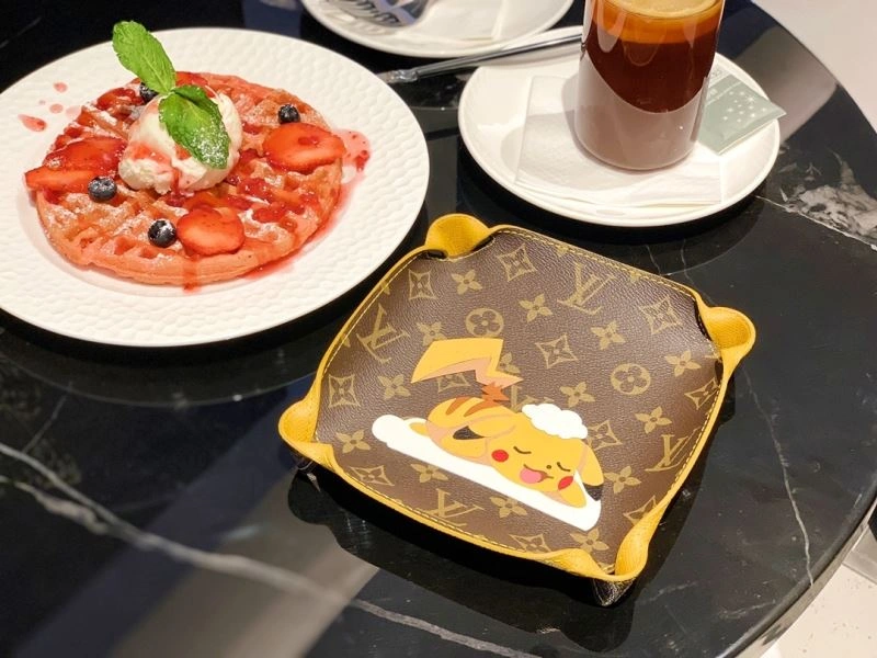 Top mirror Louis Vuitton Trays