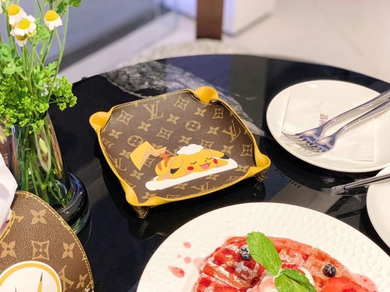 Top mirror Louis Vuitton Trays