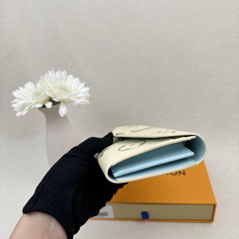Indistinguishable Louis Vuitton Wallets Purse