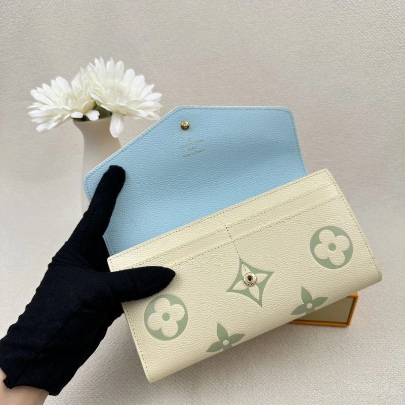 Indistinguishable Louis Vuitton Wallets Purse