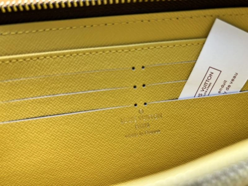 Exact replica Louis Vuitton Wallets Purse