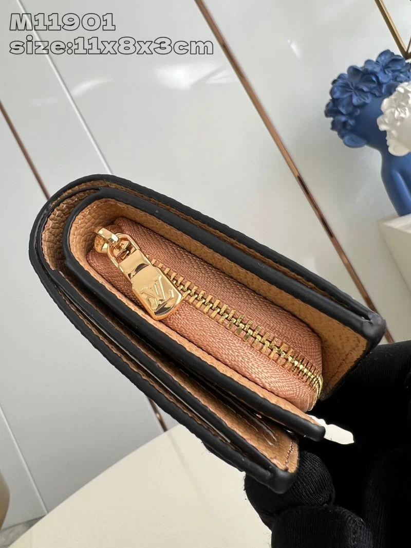 Indistinguishable Louis Vuitton Wallets Purse
