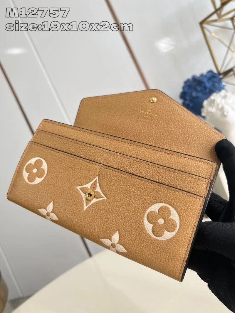 Indistinguishable Louis Vuitton Wallets Purse
