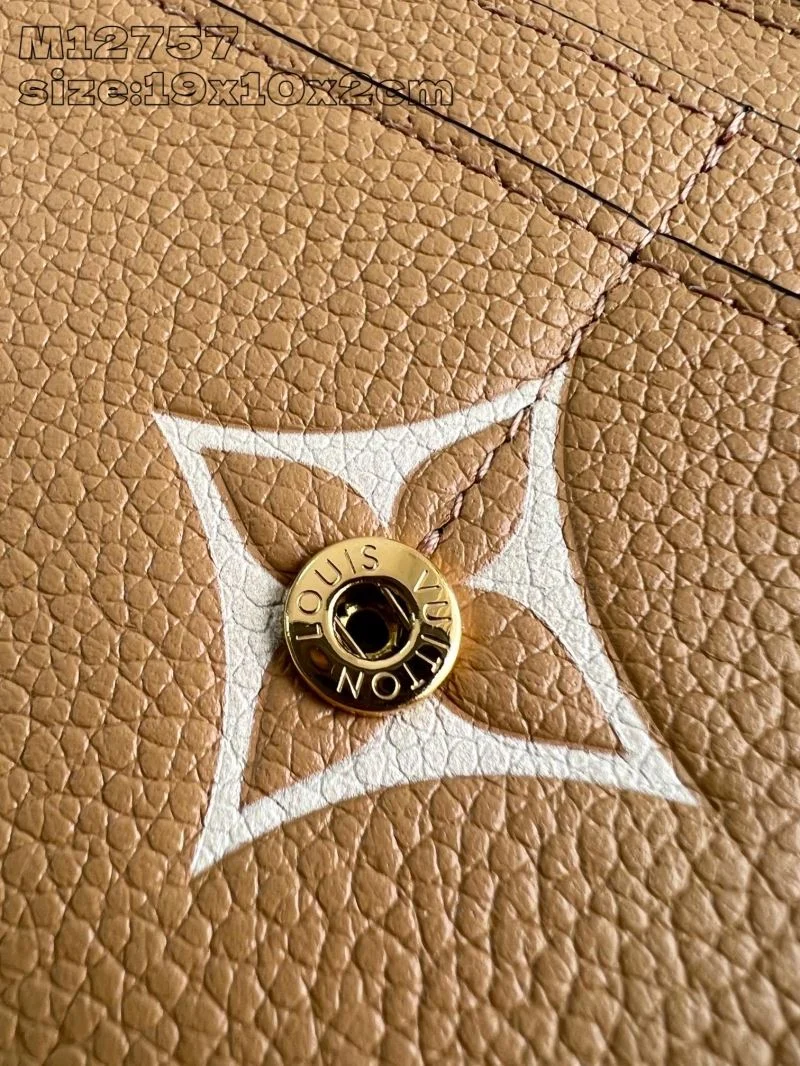 Indistinguishable Louis Vuitton Wallets Purse