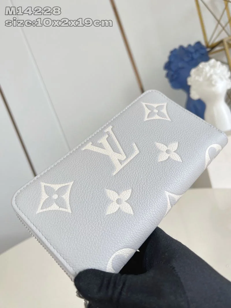 Indistinguishable Louis Vuitton Wallets Purse