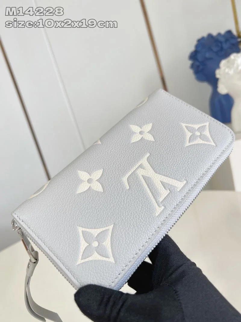 Indistinguishable Louis Vuitton Wallets Purse