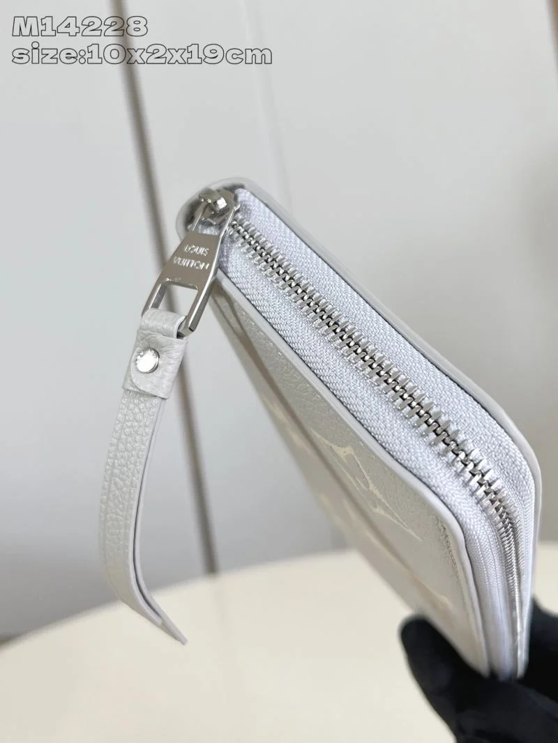 Indistinguishable Louis Vuitton Wallets Purse