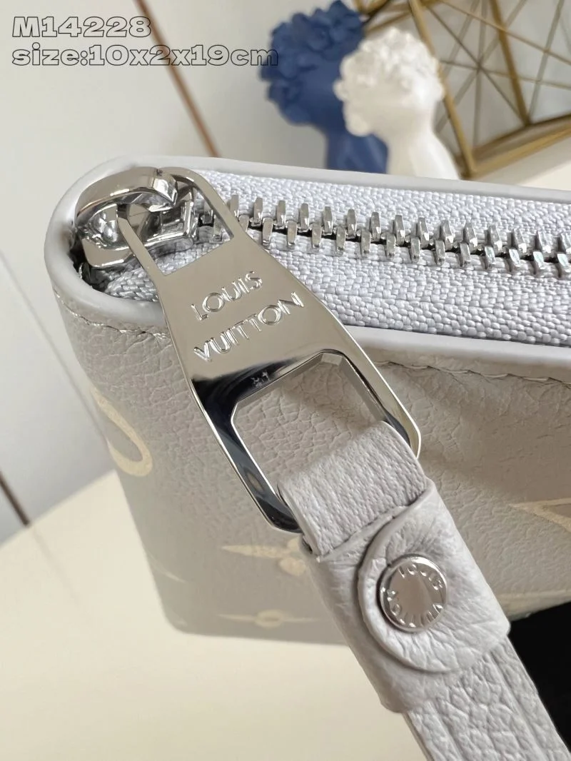 Indistinguishable Louis Vuitton Wallets Purse