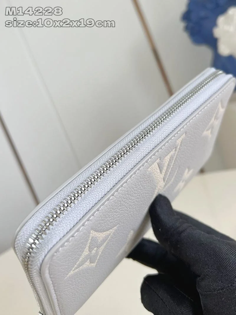 Indistinguishable Louis Vuitton Wallets Purse