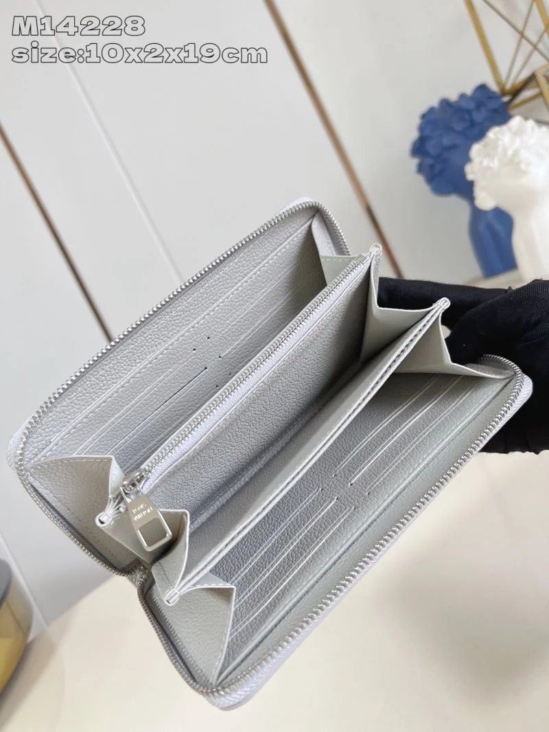 Indistinguishable Louis Vuitton Wallets Purse