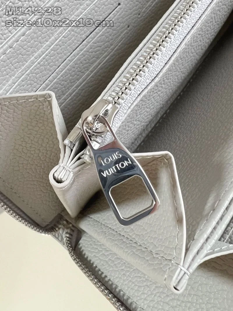 Indistinguishable Louis Vuitton Wallets Purse