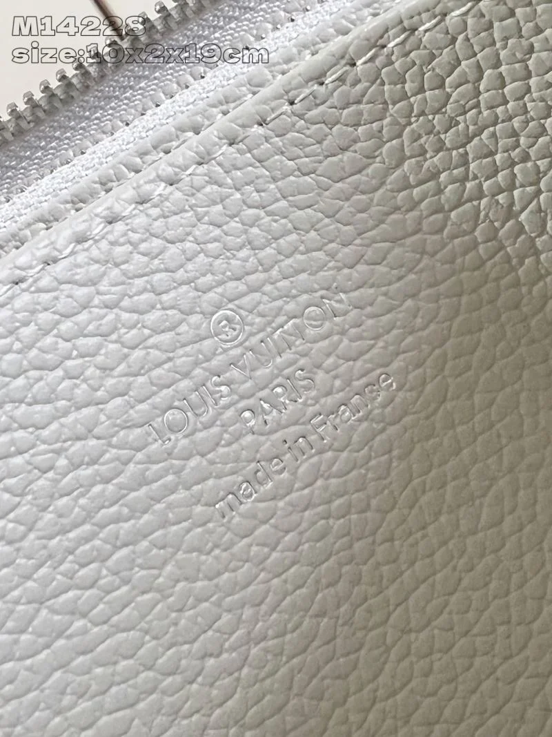 Indistinguishable Louis Vuitton Wallets Purse