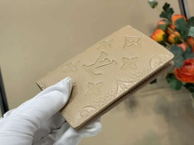 Indistinguishable Louis Vuitton Wallets Purse