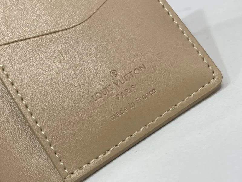 Indistinguishable Louis Vuitton Wallets Purse