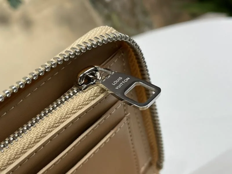 Indistinguishable Louis Vuitton Wallets Purse