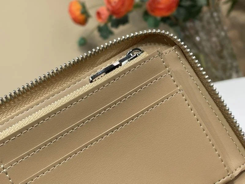 Indistinguishable Louis Vuitton Wallets Purse