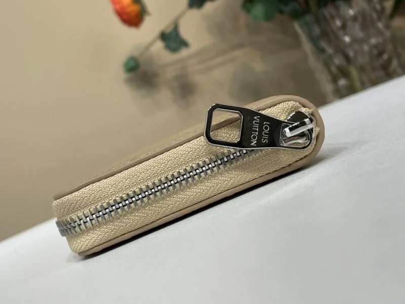 Indistinguishable Louis Vuitton Wallets Purse
