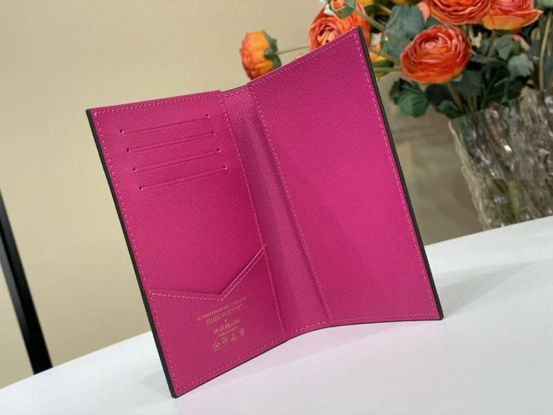 Indistinguishable Louis Vuitton Wallets Purse