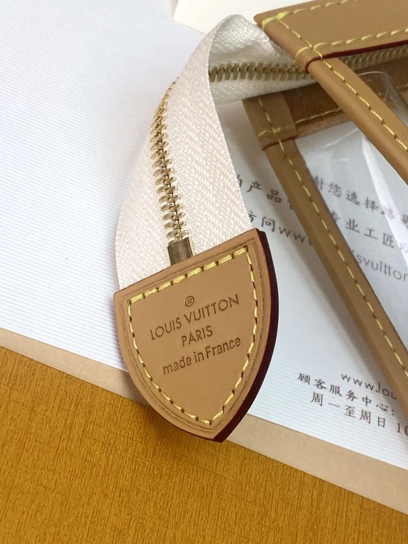 Indistinguishable Louis Vuitton Wallets Purse