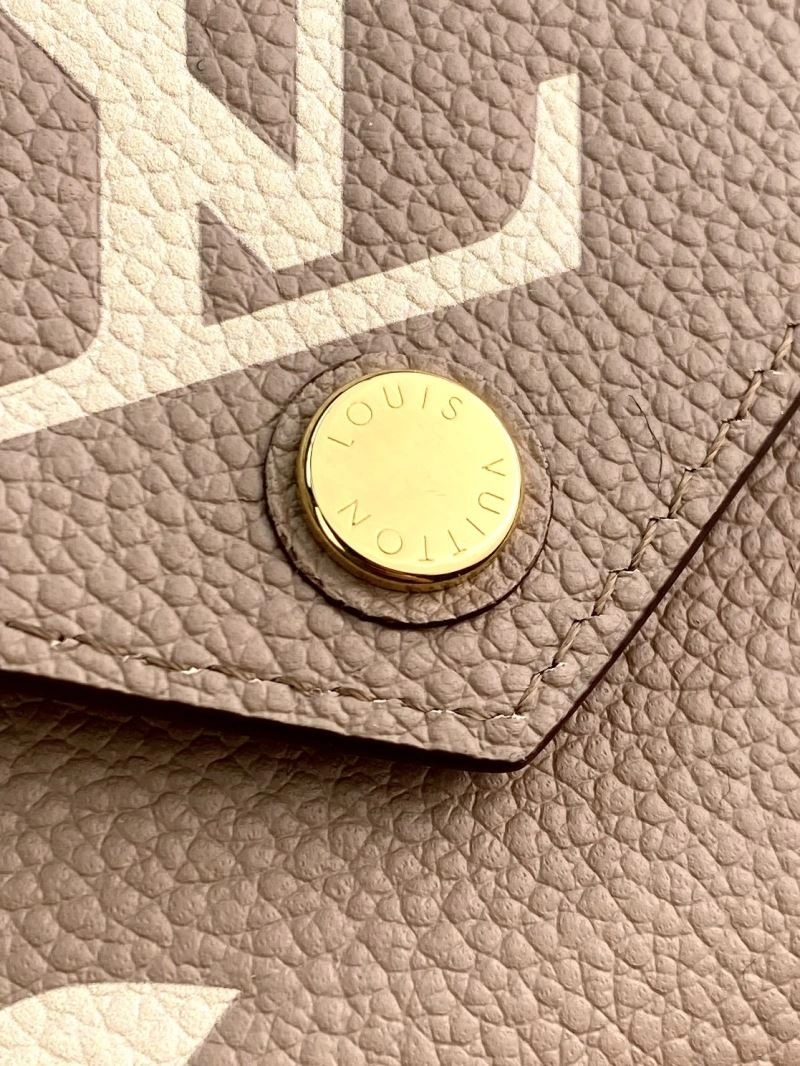 Indistinguishable Louis Vuitton Wallets Purse