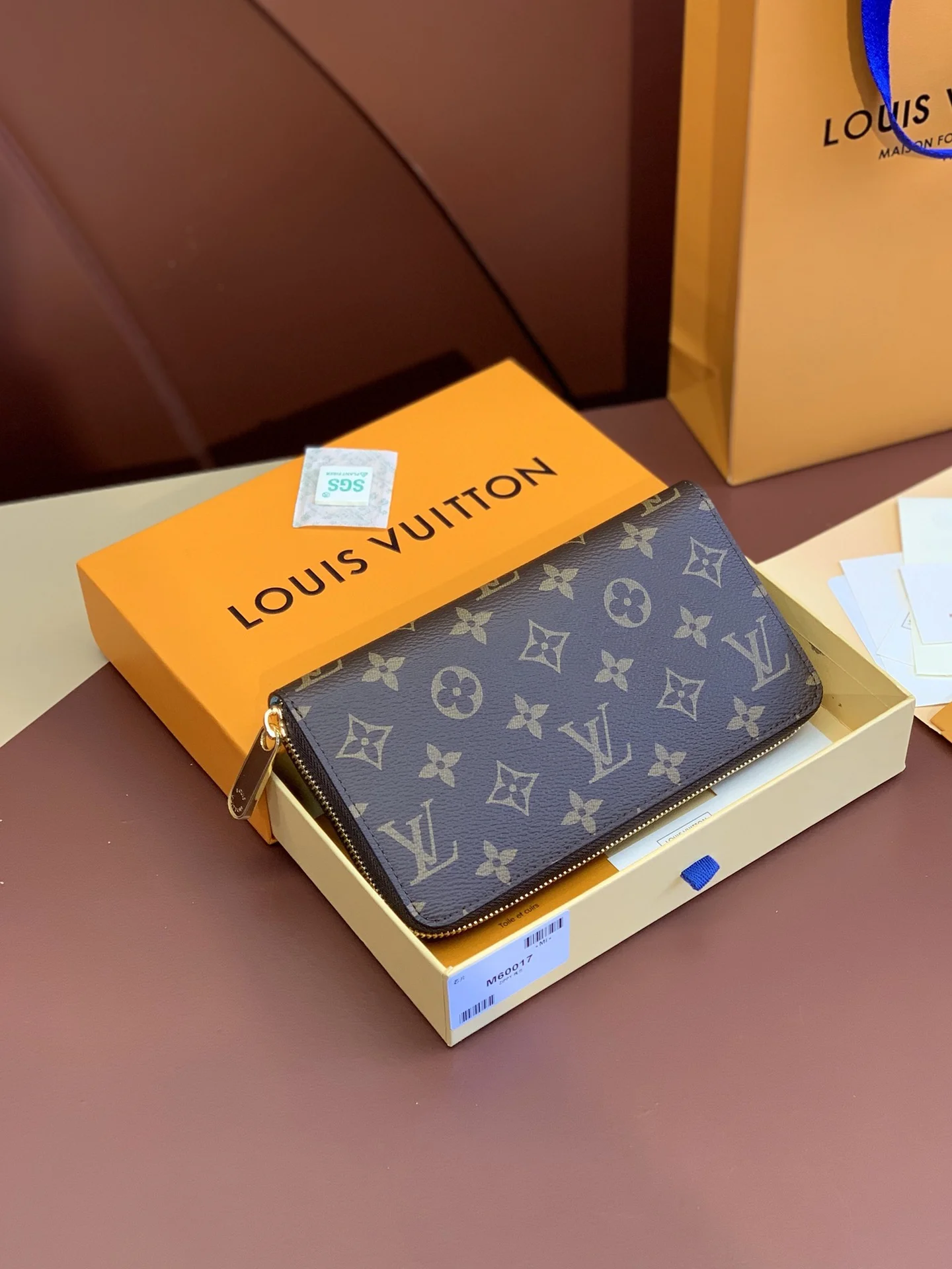 Indistinguishable Louis Vuitton Wallets Purse