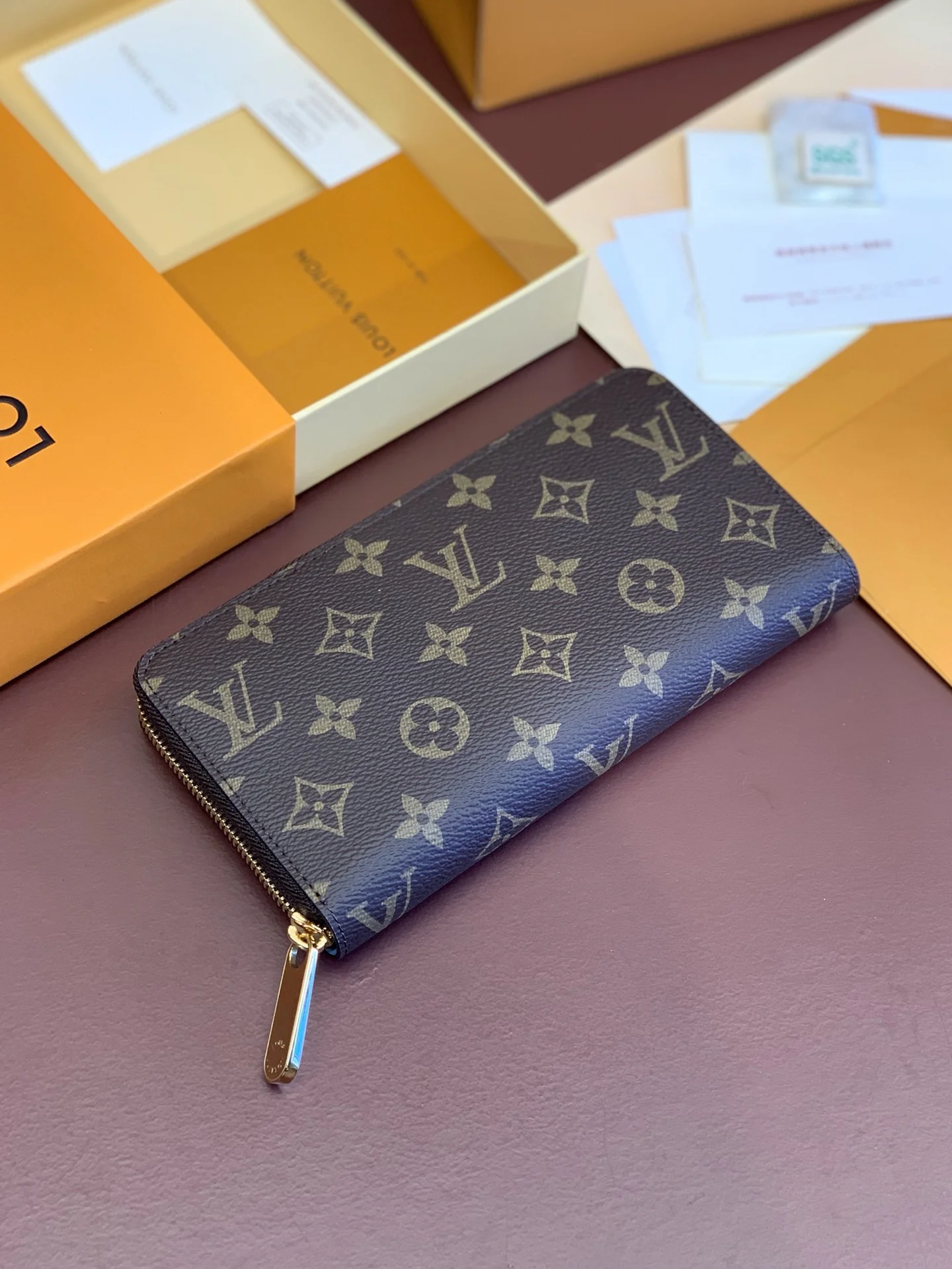 Indistinguishable Louis Vuitton Wallets Purse