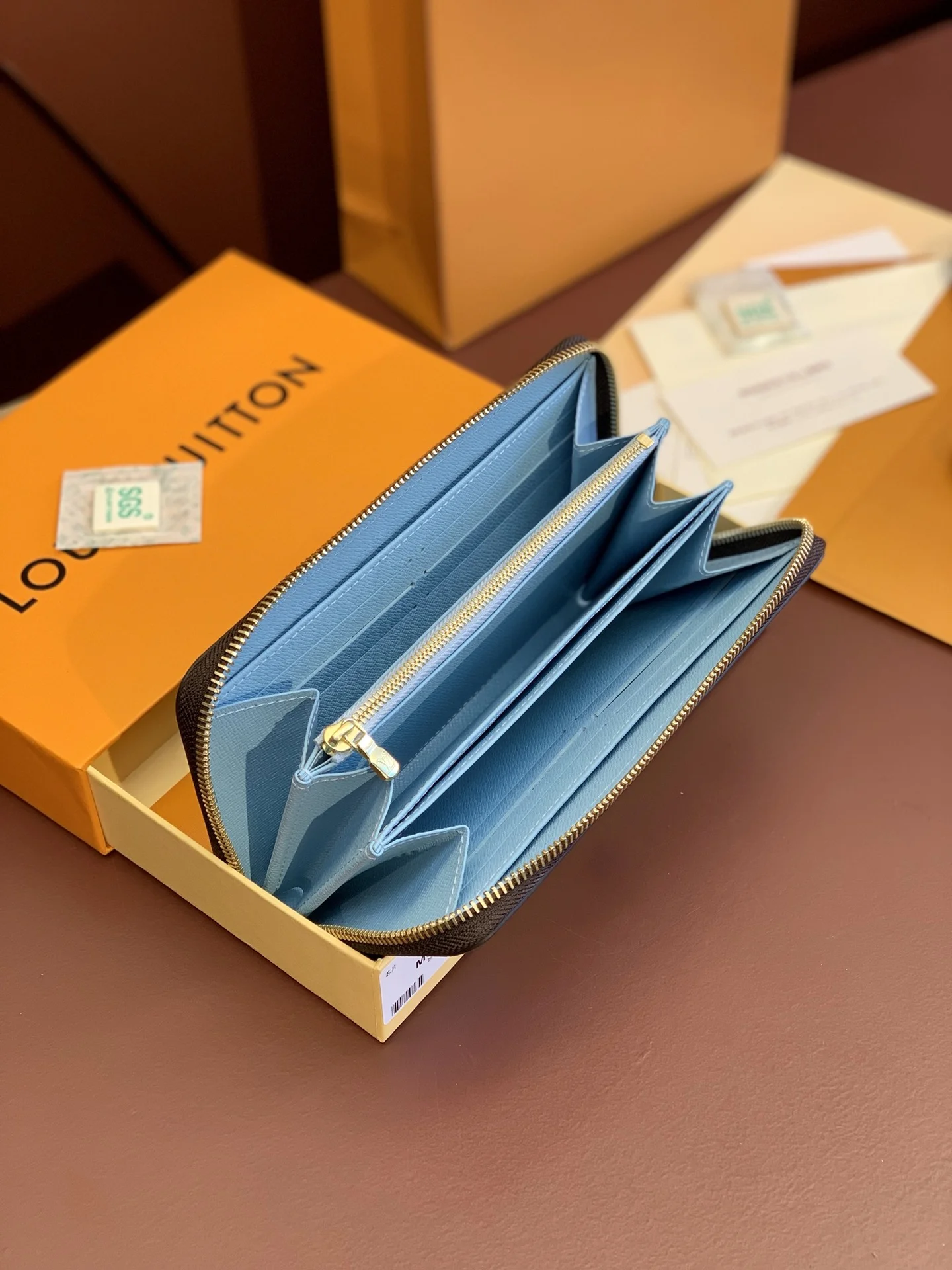 Indistinguishable Louis Vuitton Wallets Purse