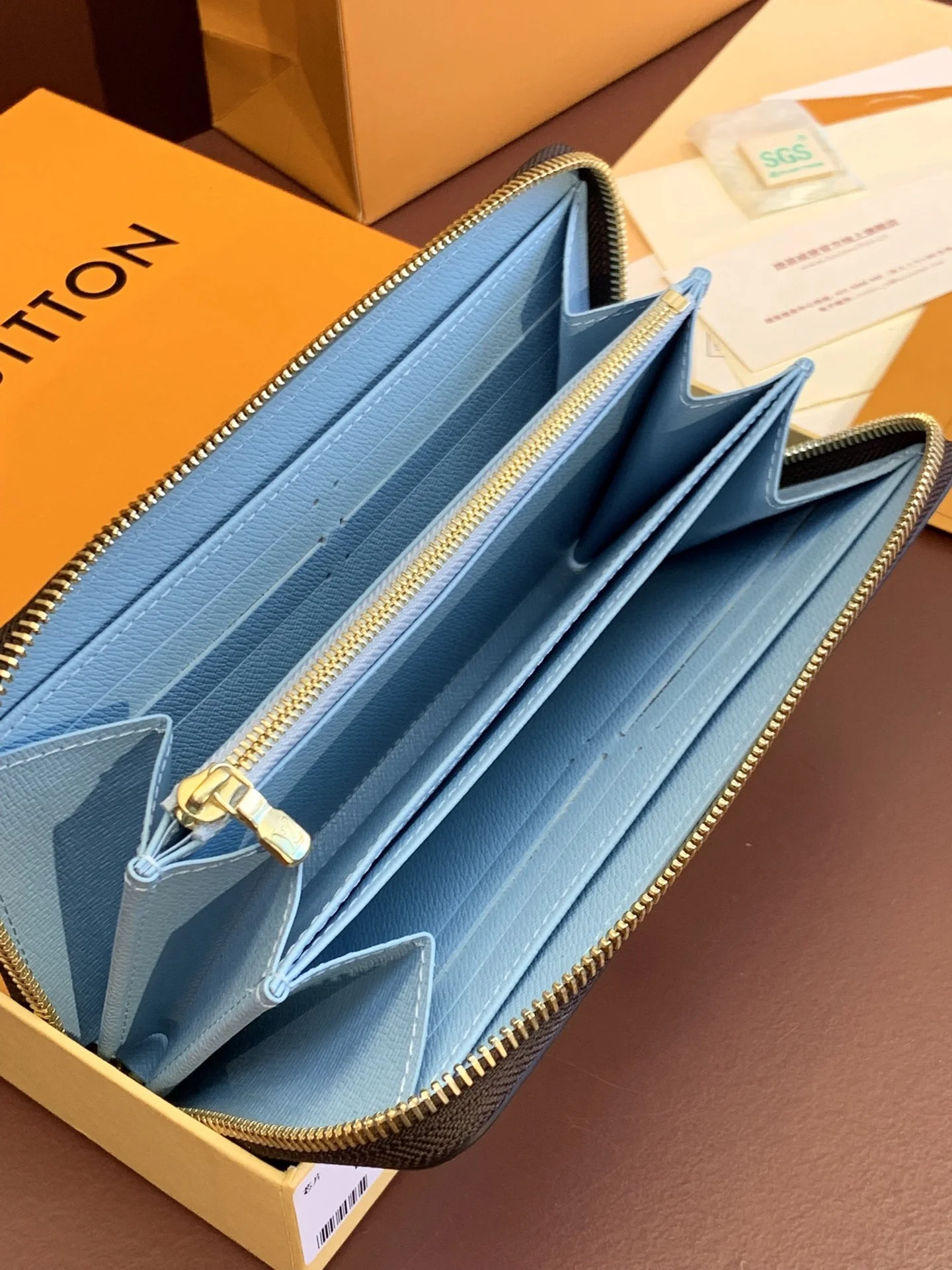 Indistinguishable Louis Vuitton Wallets Purse