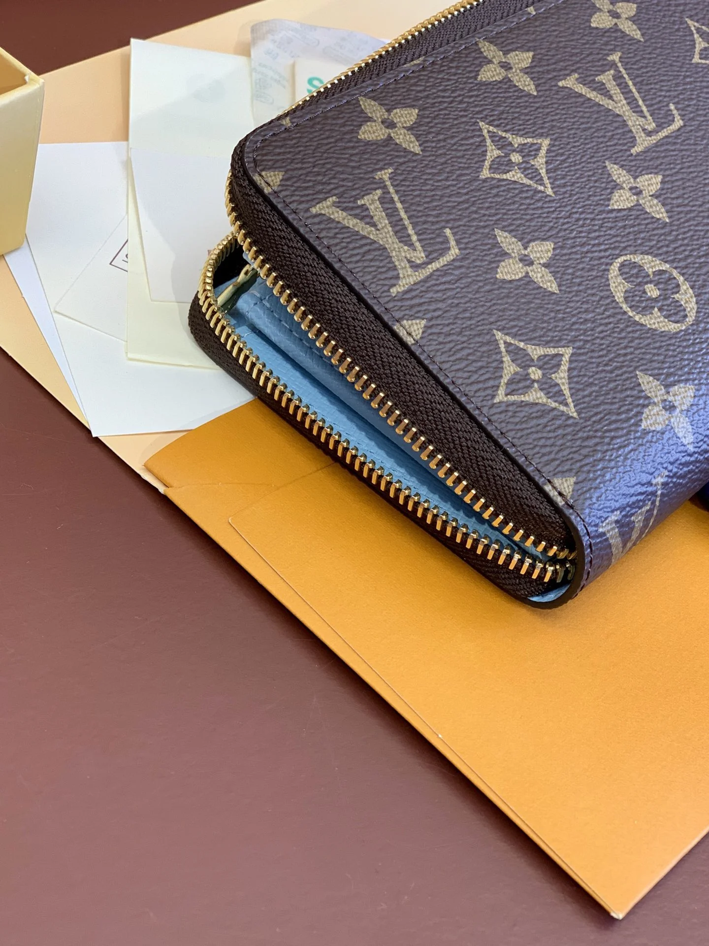 Indistinguishable Louis Vuitton Wallets Purse