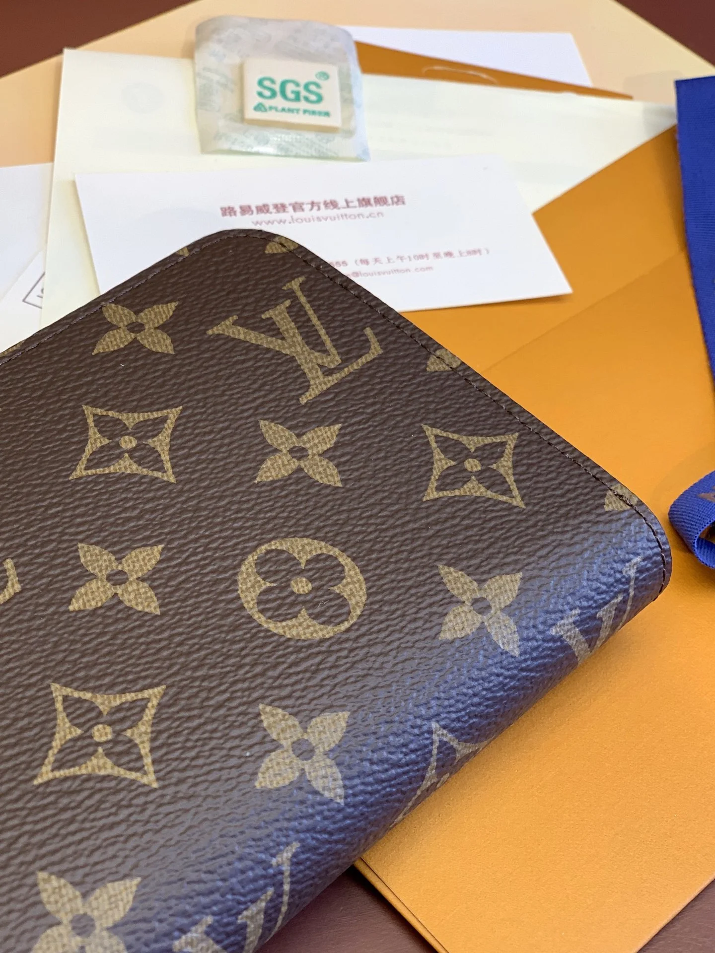 Indistinguishable Louis Vuitton Wallets Purse