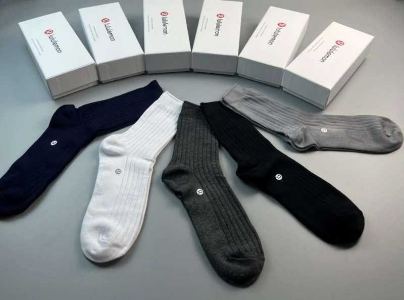 Accurate model Lululemon Socks