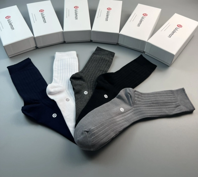 Accurate model Lululemon Socks
