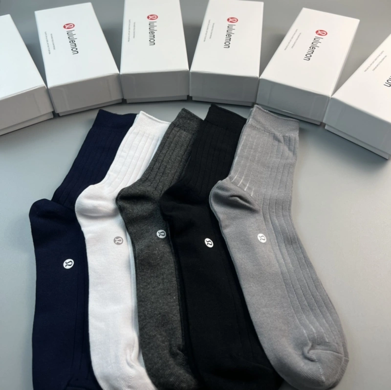 Accurate model Lululemon Socks