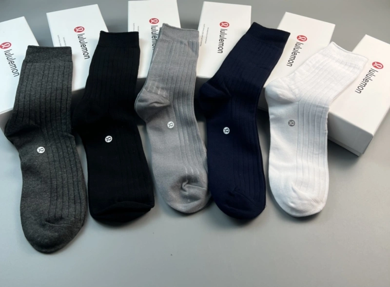 Accurate model Lululemon Socks
