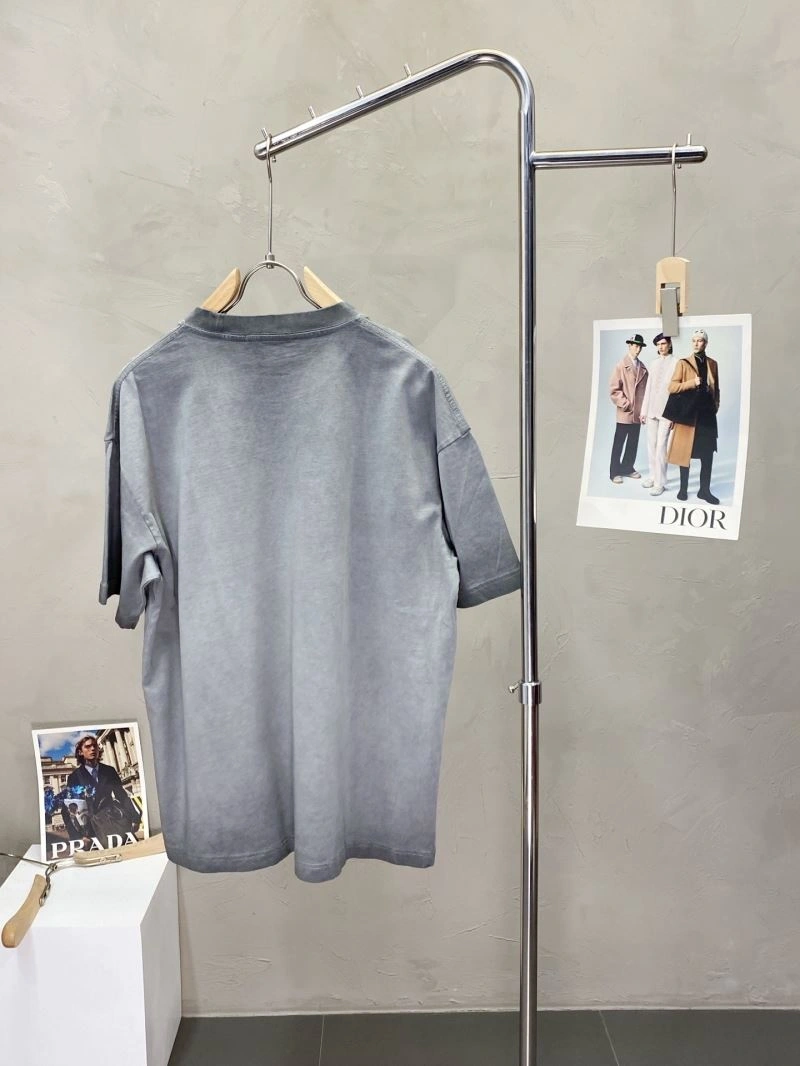 Low-cost Lululemon T-Shirts